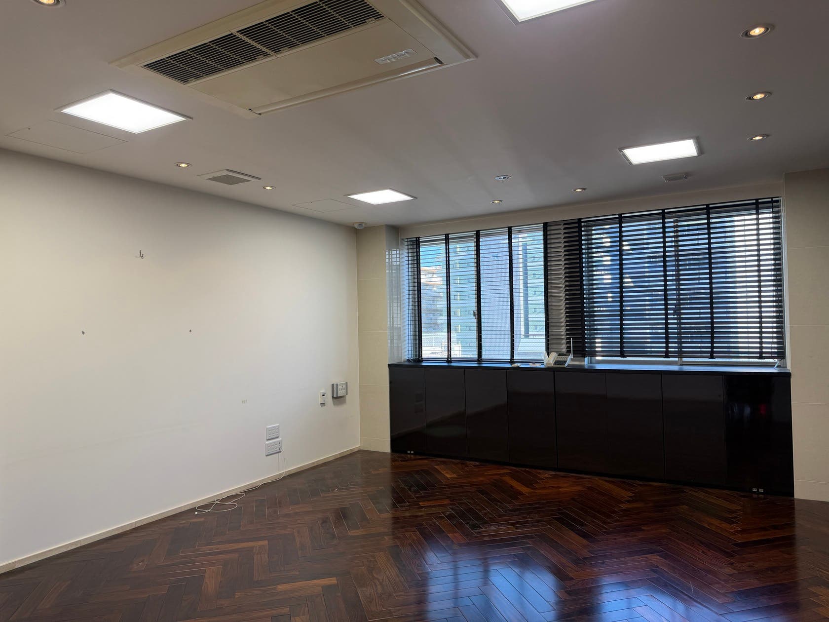 ヘリンボーンの床×24㎡・8名の上質な商談ルーム｜商談・来客対応・インタビュー撮影にの写真2
