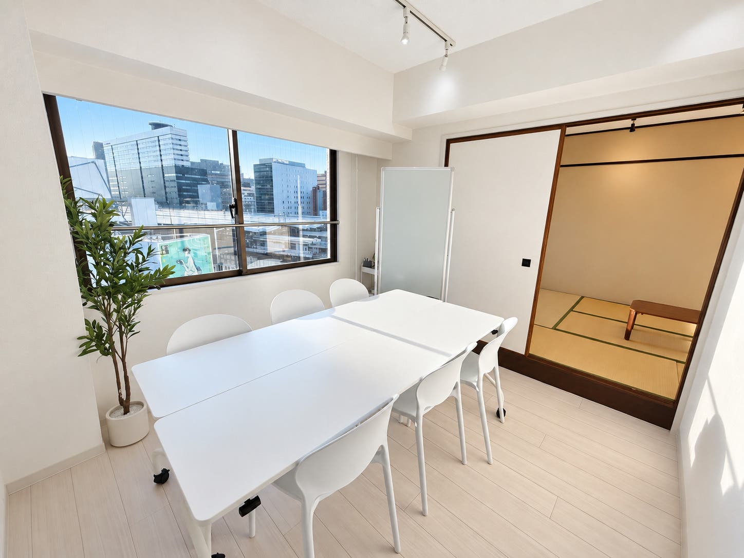 【新大阪駅東口30秒】控室にもなる和室付き会議室｜テーブル6席＋和室6帖・43型モニター・光回線Wi-Fi《SS新大阪1012》の写真2