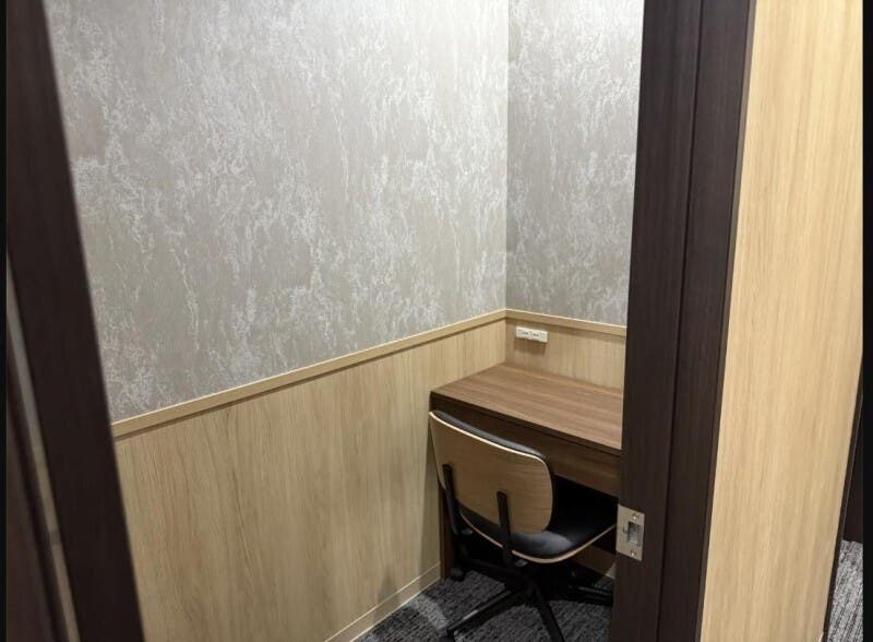 糸魚川駅から徒歩4分｜Web会議や集中作業に最適な1人用個室ブースの写真1