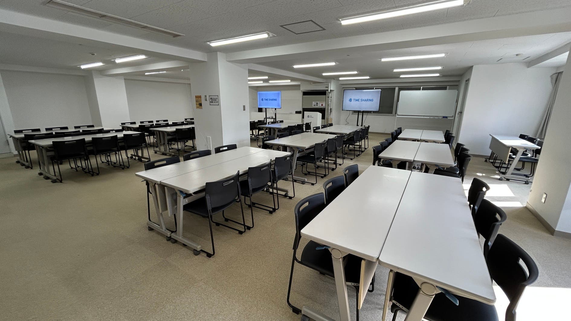 池袋駅西口1分｜スクール最大81名｜モニター2台・無線マイク2本無料｜研修・セミナーの写真2