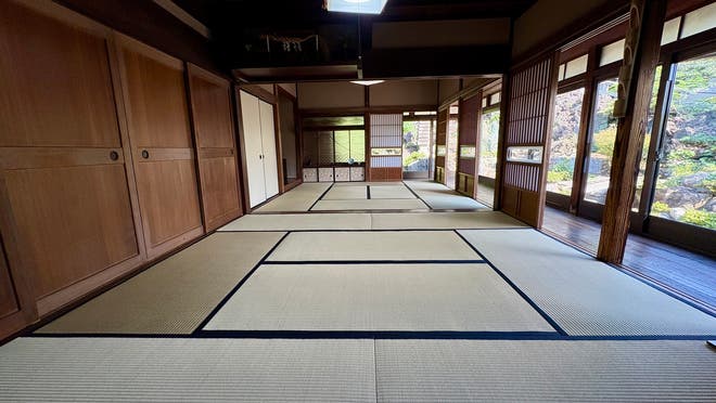 ■無料駐車場あり■築100年の【ちとせの平屋】|約75㎡の和空間と庭がつくる静かな世界に、優しく差し込む自然光。の写真1