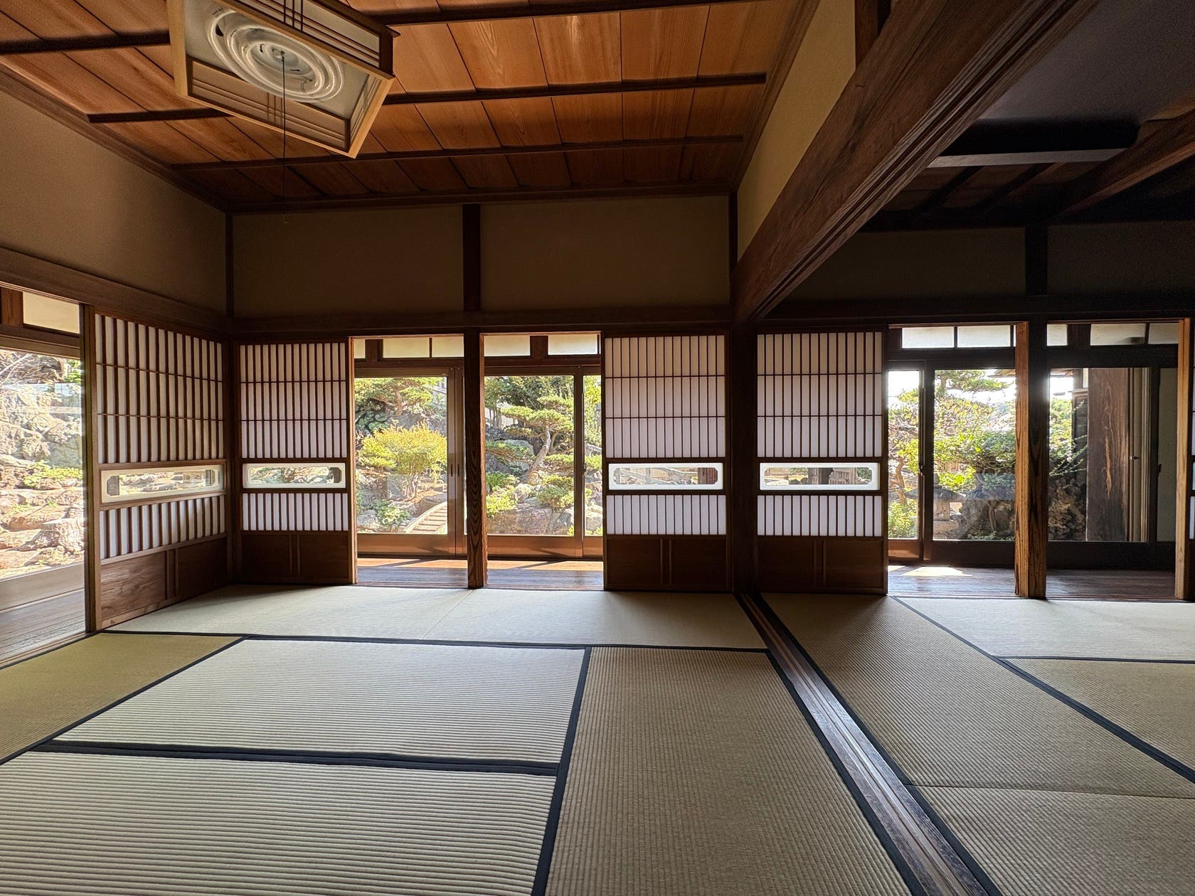 ■無料駐車場あり■築100年の【ちとせの平屋】｜約75㎡の和空間と庭がつくる静かな世界に、優しく差し込む自然光。の写真2