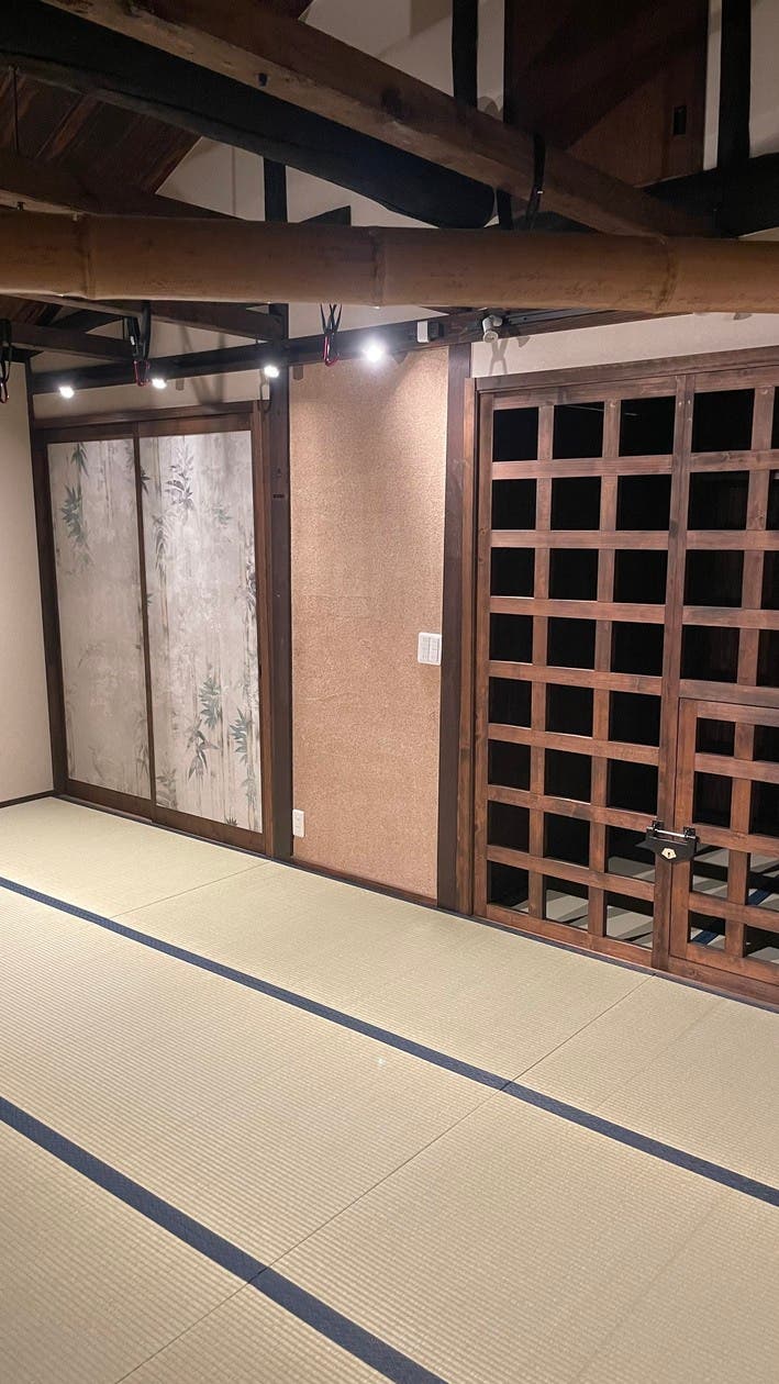 梁さらしの天井で解放的な座敷牢風の個室が特徴的な倉敷駅から徒歩10分の和風スタジオの写真2
