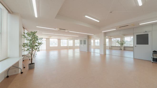 大型鏡🪞ヨガマット完備🧘🏻♀️広々空間で大人数レッスン可能🌿ワークショップやセミナーにもご利用いただけます🌟の写真1
