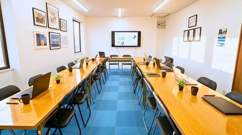 【大和西大寺・最大16名】完全個室の貸し会議室｜55型モニター・高速Wi-Fi｜面接・研修・商談の写真2