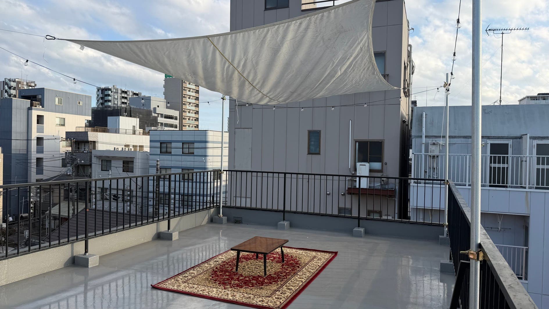 下町の町工場跡に広がる屋上｜撮影・ロケ・MVにの写真1