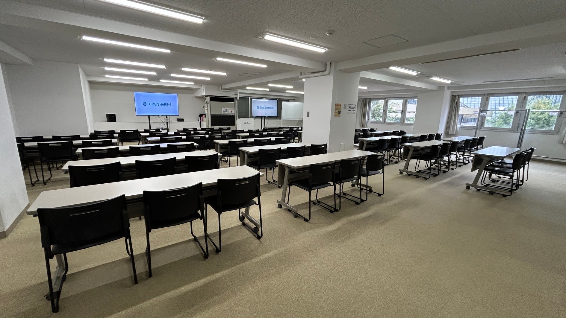 池袋駅西口1分｜スクール最大81名｜モニター2台・無線マイク2本無料｜研修・セミナーの写真1