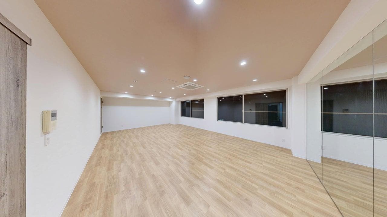 北浦和駅 西口 徒歩1分。ミラー4枚・スポーツ床材の貸切スタジオ42㎡の写真1