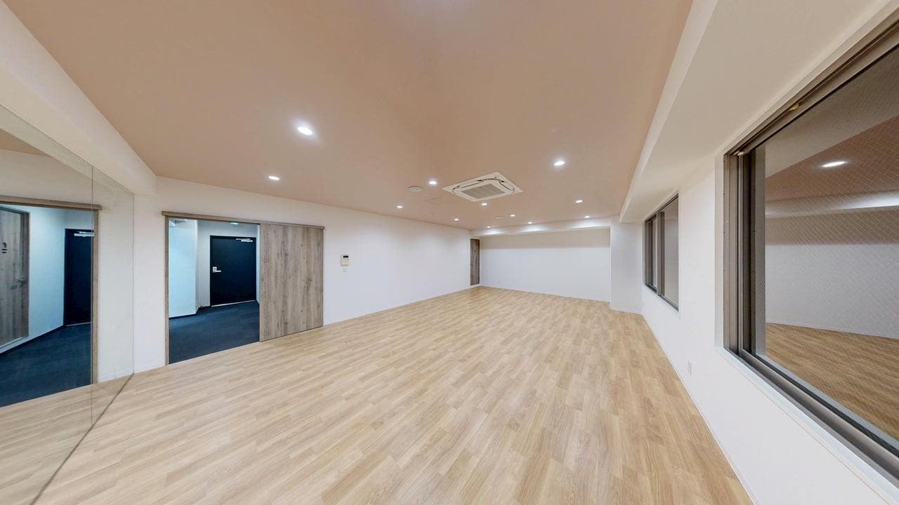 北浦和駅 西口 徒歩1分。ミラー4枚・スポーツ床材の貸切スタジオ42㎡の写真2