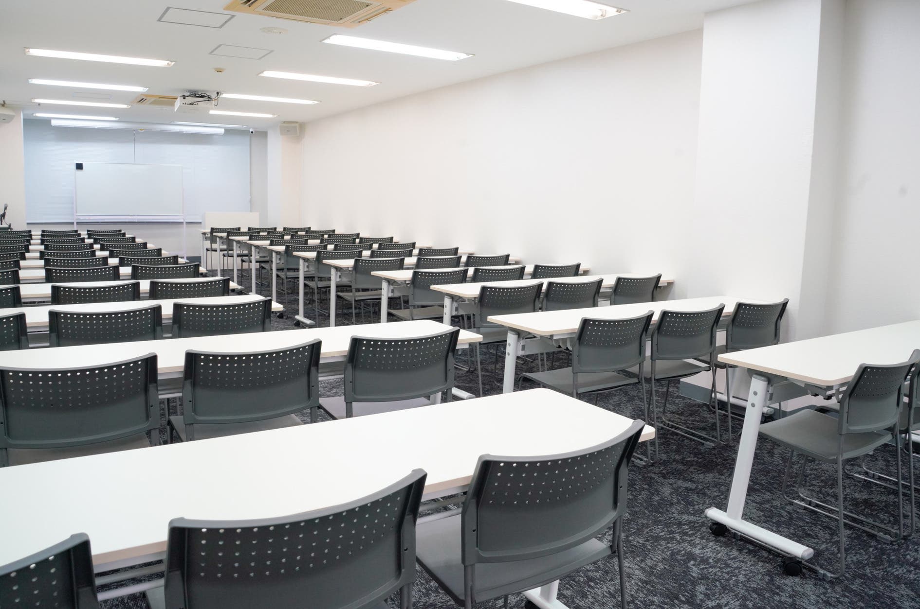 渋谷駅徒歩1分｜最大150名収容｜企業研修・セミナー・会社説明会に最適な大型会場（道玄坂3F）の写真2