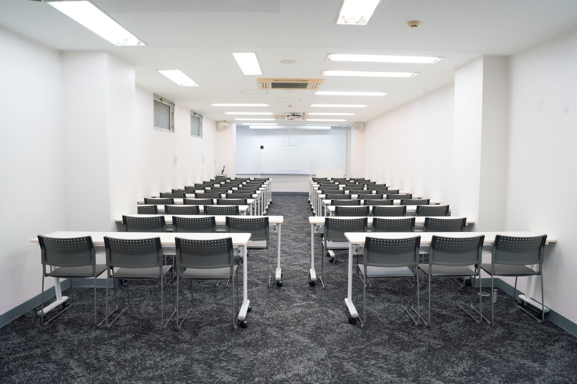 渋谷駅徒歩1分｜最大150名収容｜企業研修・セミナー・会社説明会に最適な大型会場（道玄坂3F）の写真1