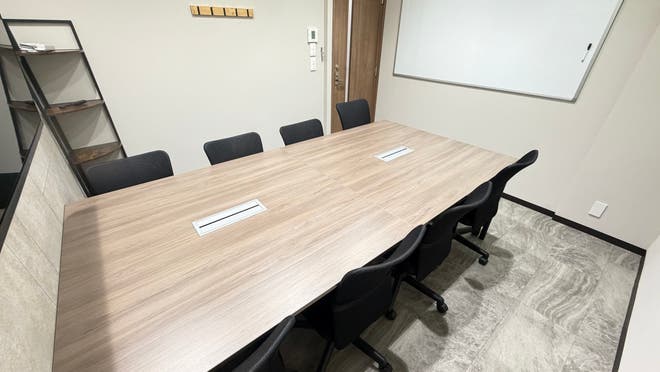 【本厚木駅から徒歩3分】モニター・フリードリンク付き8名会議室(Room A)の写真1