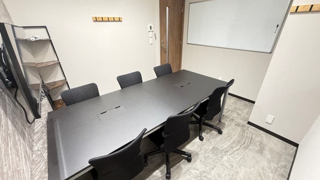 【本厚木駅から徒歩3分】モニター・フリードリンク付き6名会議室(Room D)の写真1