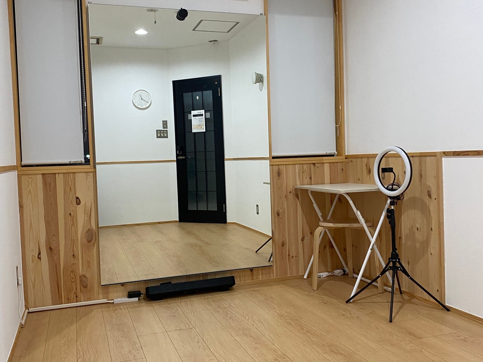暖色照明の個室をひとり占め｜楽器もダンスもOK・当日予約OK・24時間・無料駐車場25台【高岡市戸出】の写真1