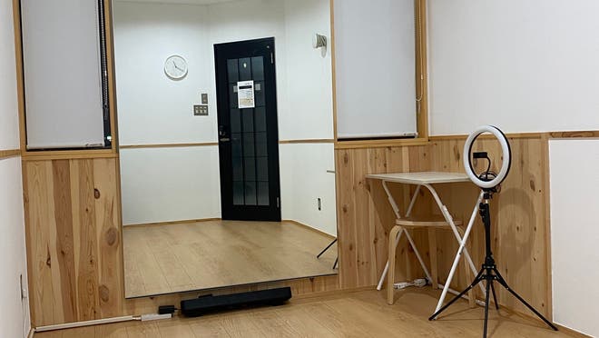 暖色照明の個室をひとり占め|楽器もダンスもOK・当日予約OK・24時間・無料駐車場25台【高岡市戸出】の写真1