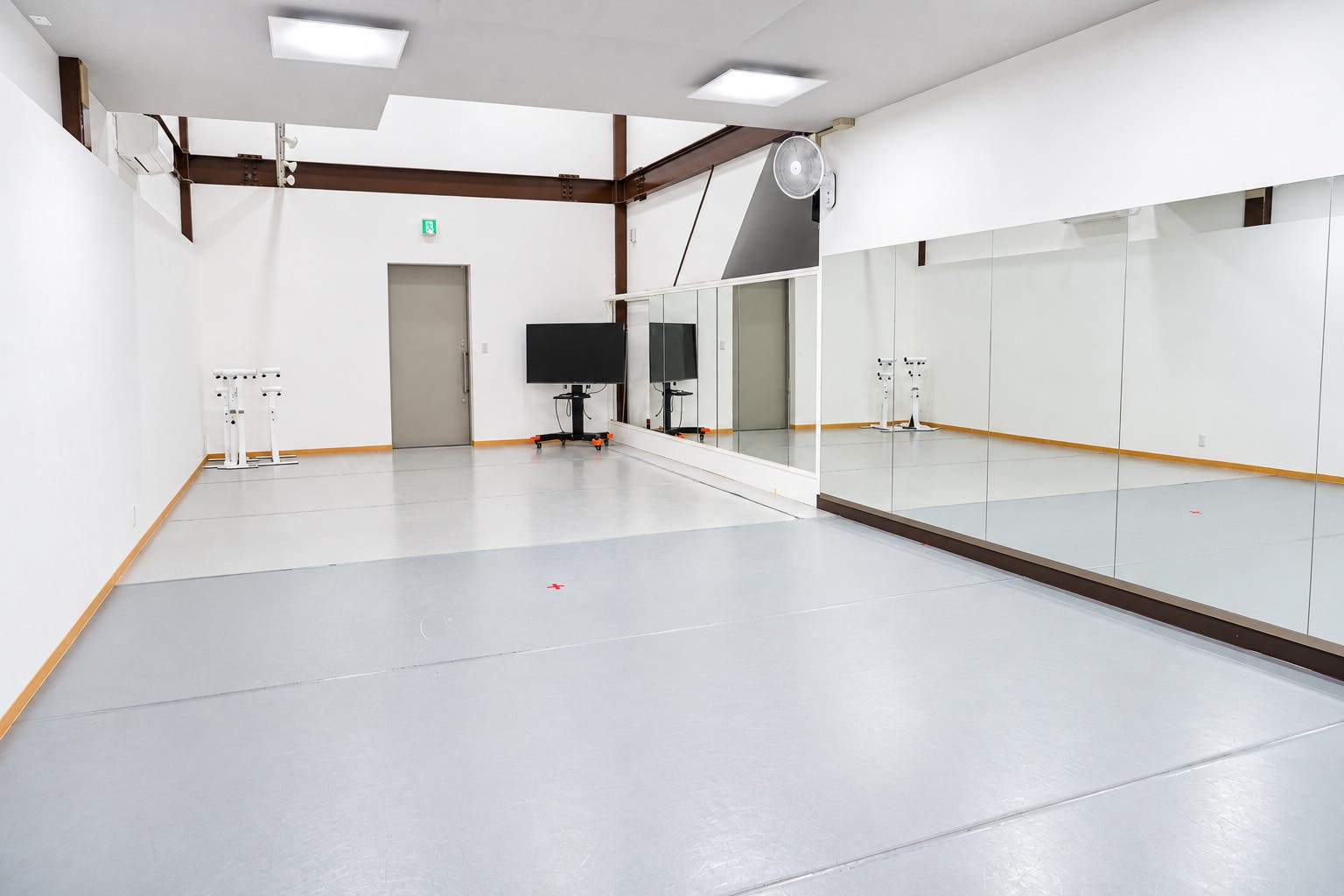 （約52㎡） バリアフリーな多機能スタジオ｜ダンス・ヨガ・会議・動画配信に！！の写真1