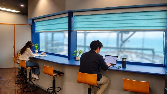 【仙台駅西口徒歩2分】高速Wi-Fi・フリードリンク完備!スタッフ常駐で安心!ステージライン_カウンターの写真1