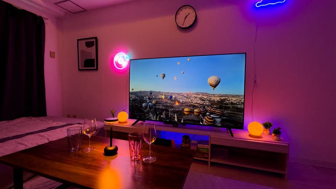 【恵比寿6分】ネオン×55型TVのチル部屋|デート・映画・女子会の写真1