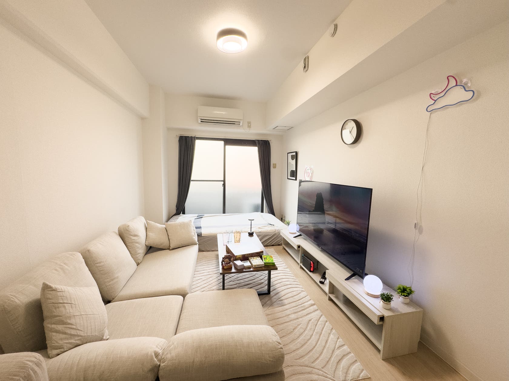 【恵比寿6分】ネオン×55型TVのチル部屋｜デート・映画・女子会の写真2