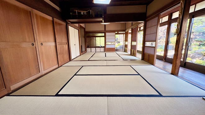 ■無料駐車場あり■築100年の【ちとせの平屋】|約75㎡の和空間と庭がつくる静かな世界に、優しく差し込む自然光。の写真1