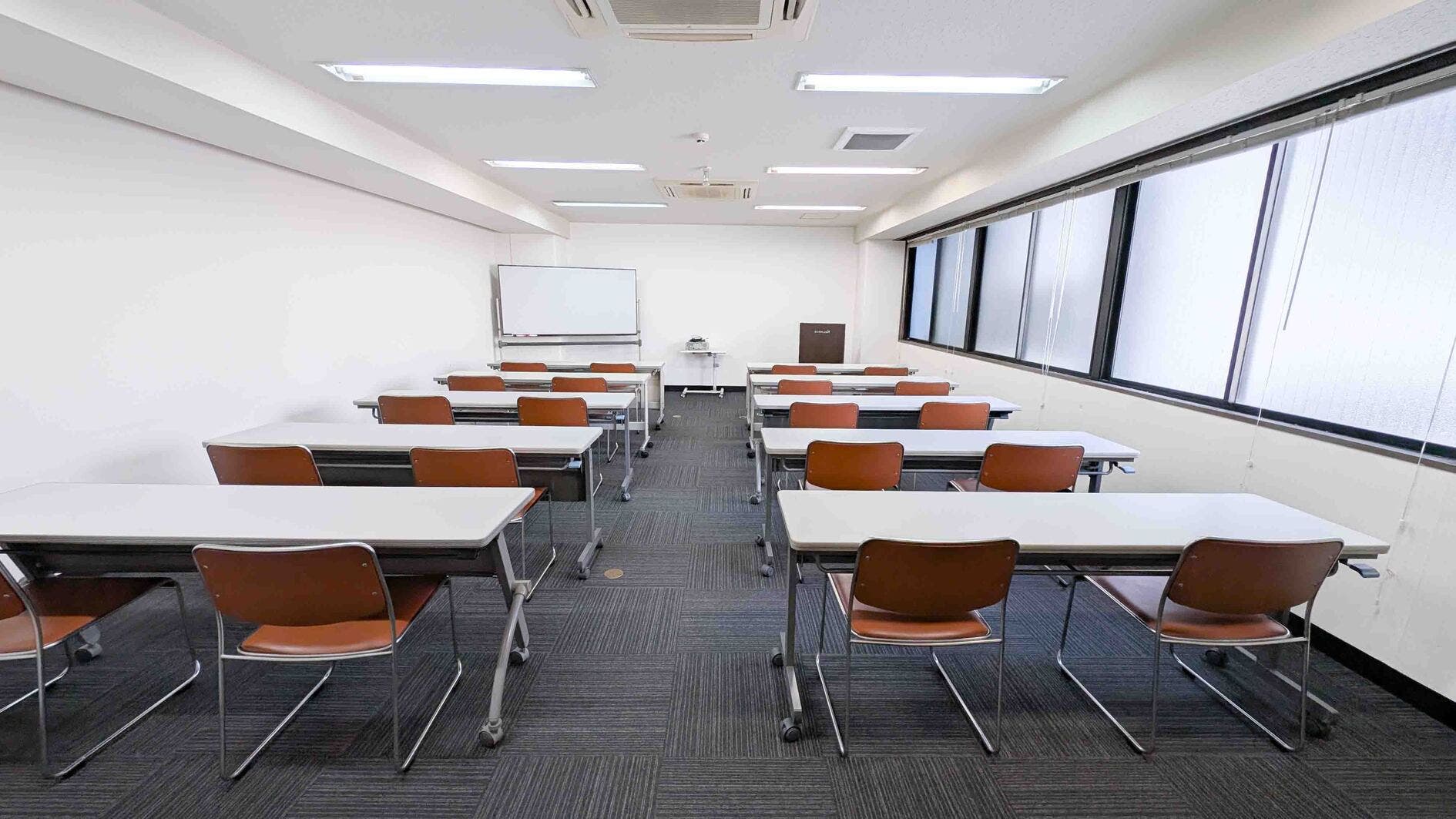 電車通り沿いウォンツ銀山ビル 最大30名様着席可　プロジェクター・マイク完備（ドリンク・喫煙室有）八丁堀Wing-Dの写真1