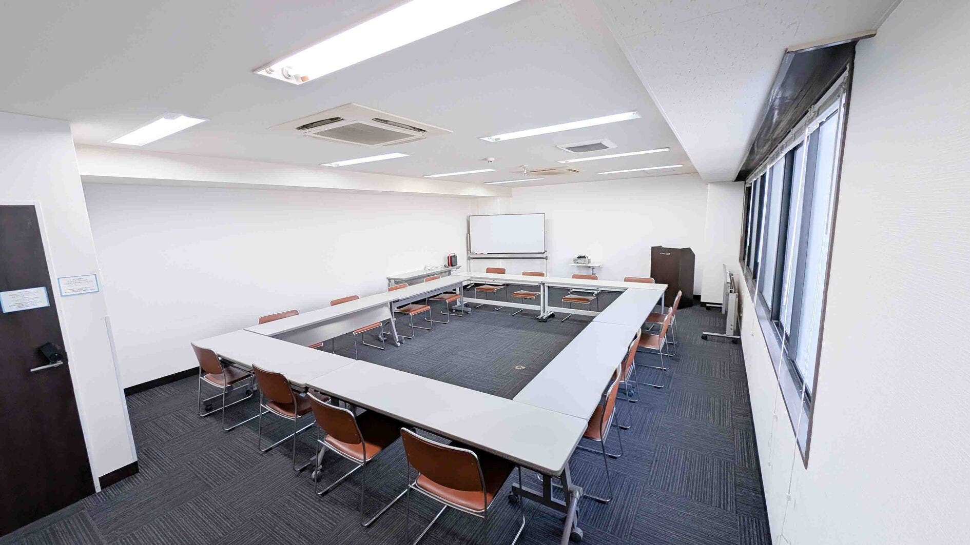 電車通り沿いウォンツ銀山ビル 最大30名様着席可　プロジェクター・マイク完備（ドリンク・喫煙室有）八丁堀Wing-Dの写真2