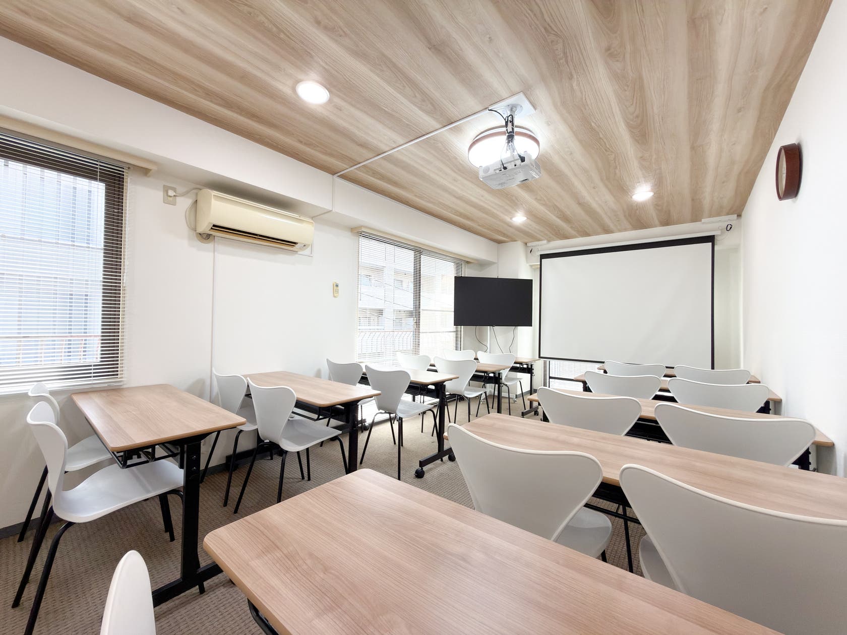 🎉新規開店🎉 東銀座3分/銀座7分　26名収容、会議/面接/撮影/セミナー/整体/サロン/全設備無料/100インチスクリーンの写真1