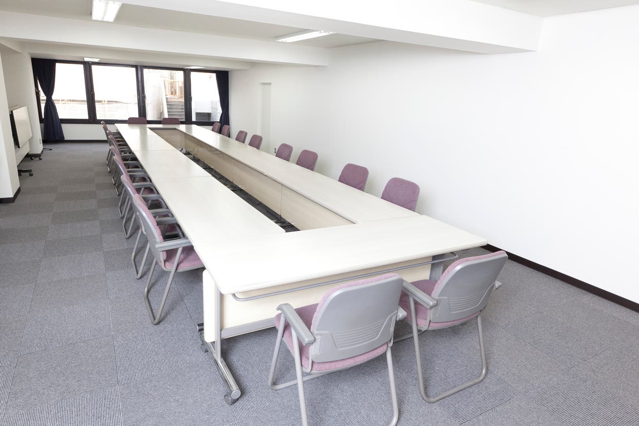 【JR新宿駅徒歩6分！】50名まで入れる、ゆったり大きめの会議室スペース！の写真6