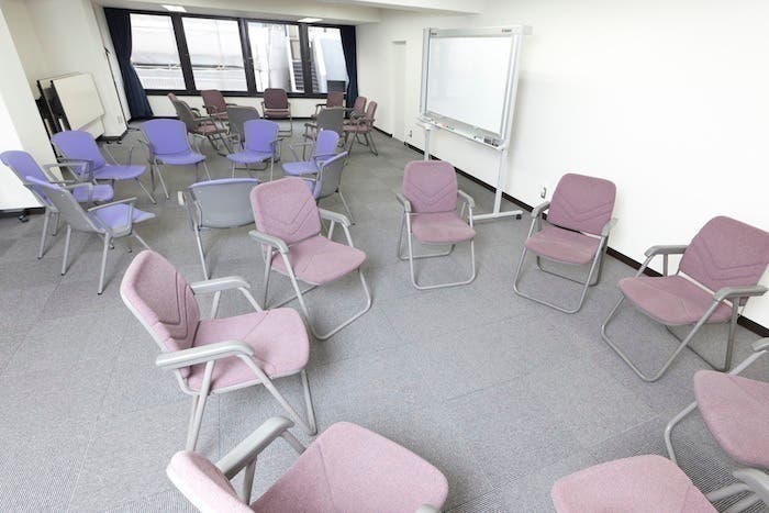 【JR新宿駅徒歩6分！】50名まで入れる、ゆったり大きめの会議室スペース！の写真7