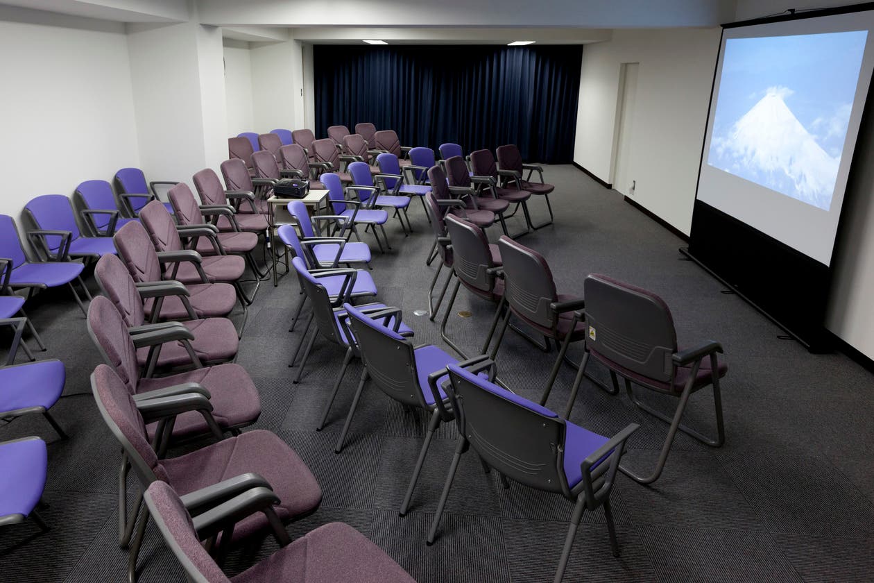 【JR新宿駅徒歩6分！】50名まで入れる、ゆったり大きめの会議室スペース！の写真8