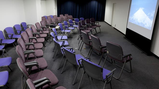 【JR新宿駅徒歩6分!】50名まで入れる、ゆったり大きめの会議室スペース!の写真8