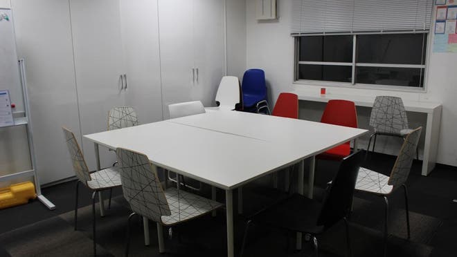 【本町・心斎橋】来場者へのフリードリンクが評判の多目的イベントルーム!プロジェクタも込みの料金です。会議・セミナーにの写真2