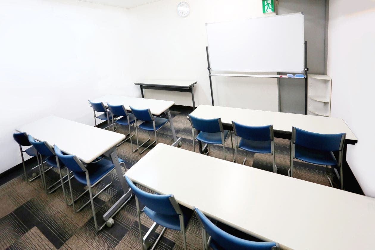 【新横浜駅徒歩3分】新横浜ホール（第四会議室）　／　Wi-Fi(光回線)、プロジェクター備品無料！の写真1