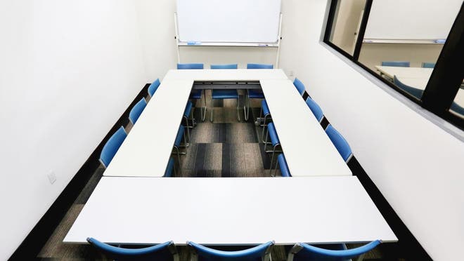 新横浜ホール(第五会議室)新横浜駅徒歩3分/ Wi-Fi(光回線)、プロジェクター備品無料!< 換気可>の写真1