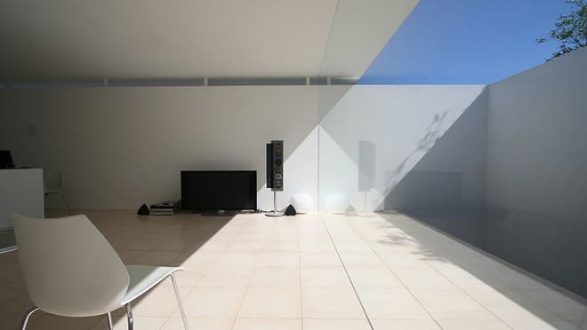 【西宮 苦楽園】大きな窓から光が差し込む。洗練されたモダン空間での写真撮影。の写真1