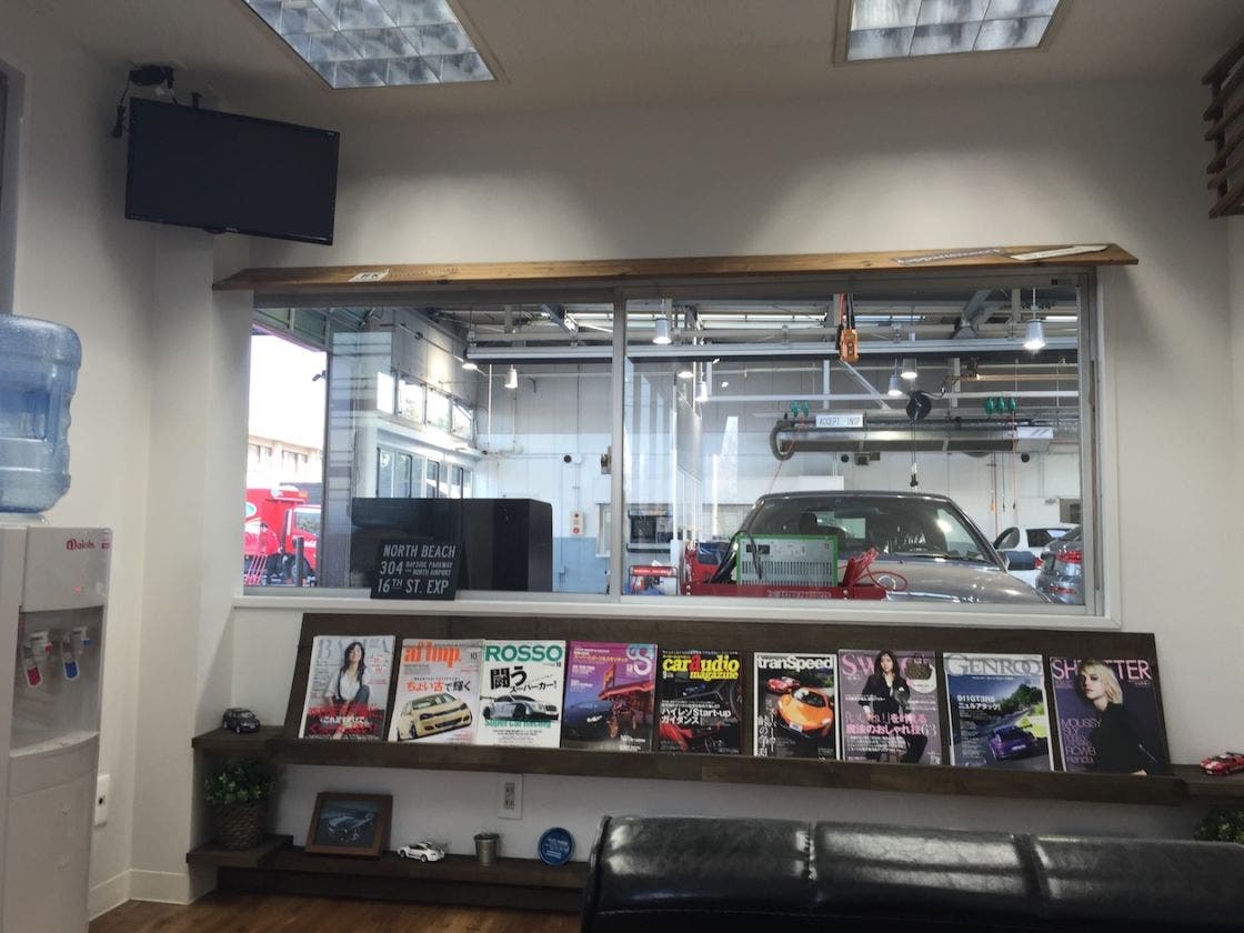 西海岸を彷彿とさせる自動車ショールーム・2Fセミナースペースを使ってイベントや撮影など【整備工場以外の建物部分】の写真6