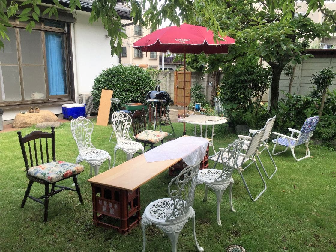 庭でのバーベキュー＋リノベーションを施したリビングダイニング（OPでキッチン使用可でもおくつろぎいただけるパッケージの写真4