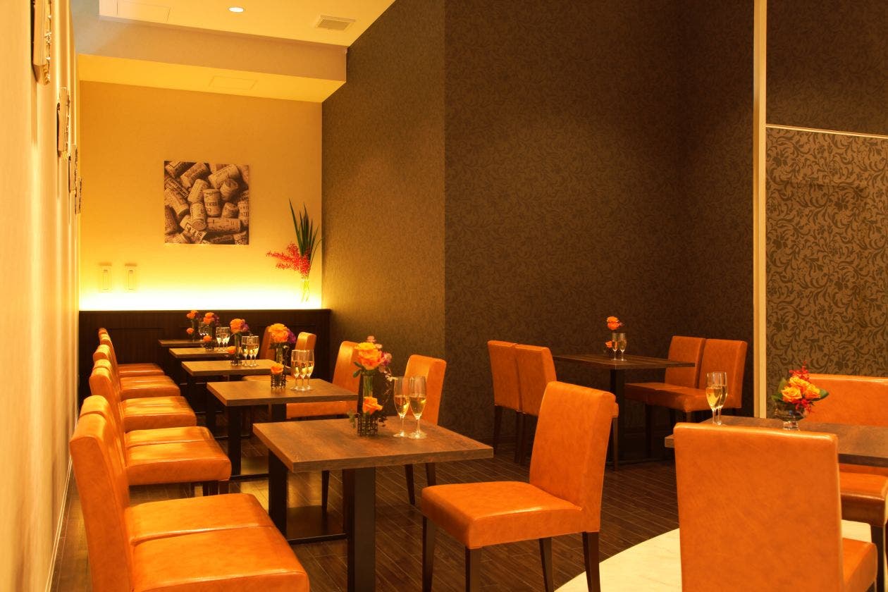 200名様まで対応可能な空間は、イタリアの伝統的なレストランのイメージと木のぬくもりを織り交ぜた、上質で高級感が広がります。の写真4