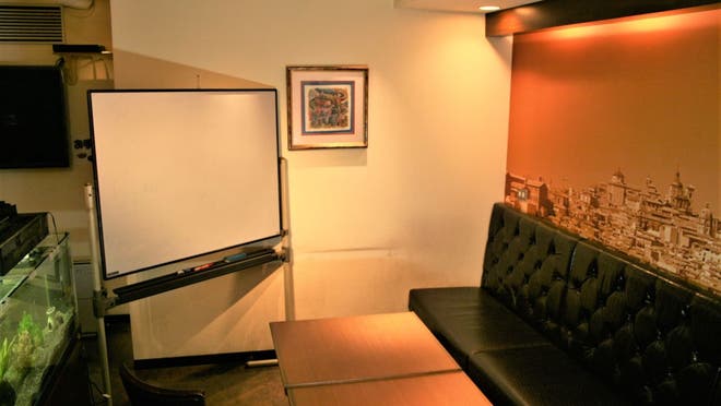 落ち着いた雰囲気の会議スペースの写真1