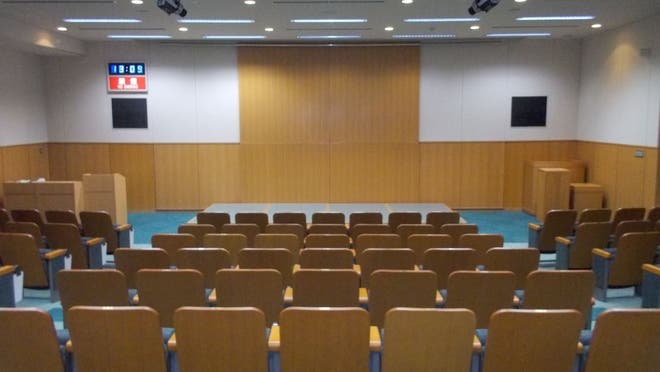 【緑のホール】固定イス120席設置の高級感あふれる小ホール 発表会・研修会に最適の写真1