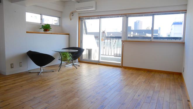 【渋谷徒歩6分】ギャラリーに最適 スポットライト・展示用ワイヤー完備 ナチュラルな雰囲気が温かい Room〈A〉(24㎡)の写真2