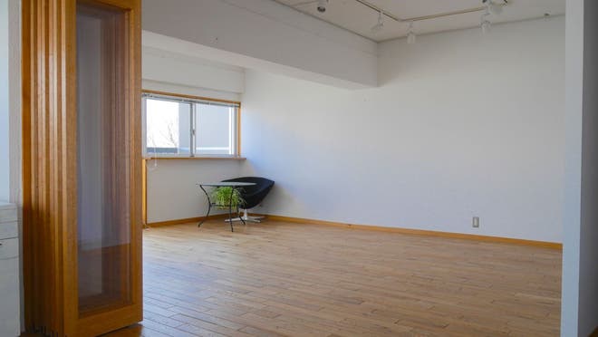 【渋谷徒歩6分】ギャラリーに最適 スポットライト・展示用ワイヤー完備 ナチュラルな雰囲気が温かい Room〈A〉(24㎡)の写真1