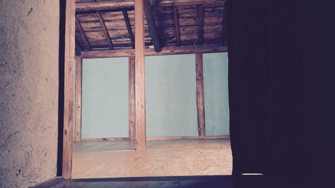 古民家カフェ二階の、大屋根柱が見えるまったりスペース「やねうら」の写真4