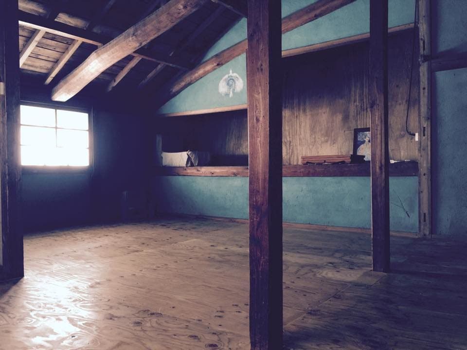 古民家カフェ二階の、大屋根柱が見えるまったりスペース「やねうら」の写真6