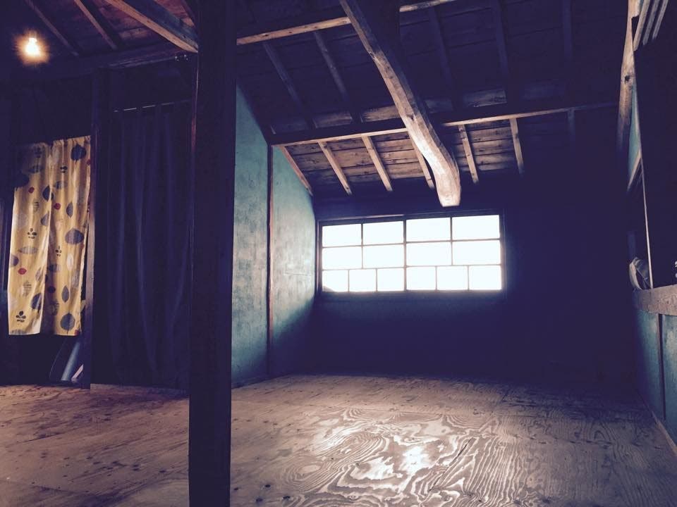 古民家カフェ二階の、大屋根柱が見えるまったりスペース「やねうら」の写真5