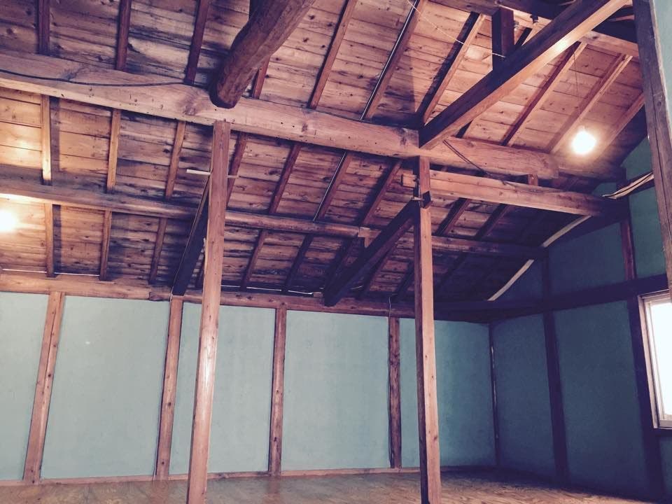 古民家カフェ二階の、大屋根柱が見えるまったりスペース「やねうら」の写真7