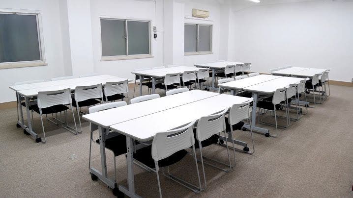 【飯田橋】小規模セミナーやワークショップに最適なクラシックな会議室／2階中会議室の写真6