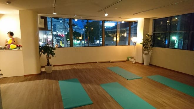 【船橋】南国風のお洒落ヨガスタジオ。ロケ撮影、パーティ、余興練習、ダンスなどに使えるスペース。シャワー有の写真1