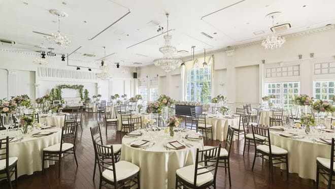 お城のような豪華な内装の結婚式場をまるごと貸し切れるの写真3