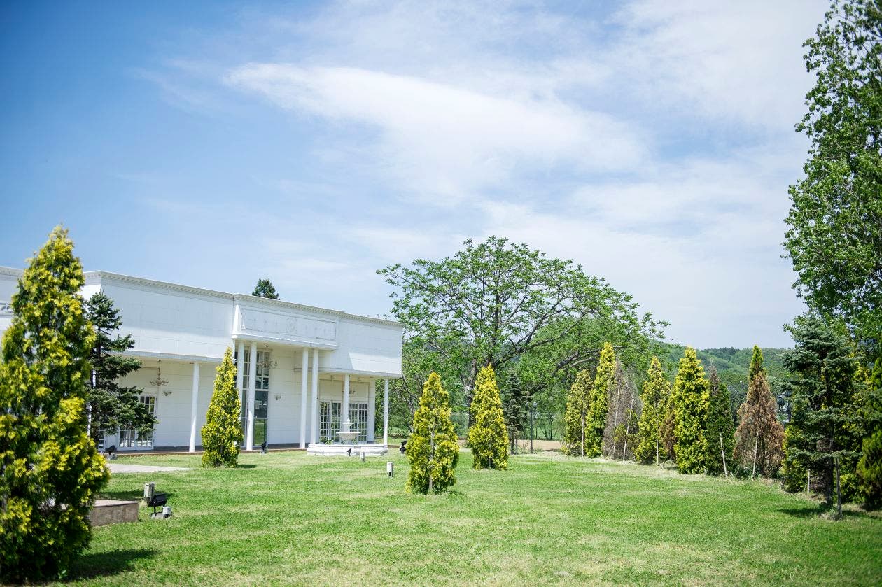 お城のような豪華な内装の結婚式場をまるごと貸し切れるの写真5